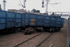 Indian Railways: 4 coaches of goods train derail, 8 trains cancelled ...