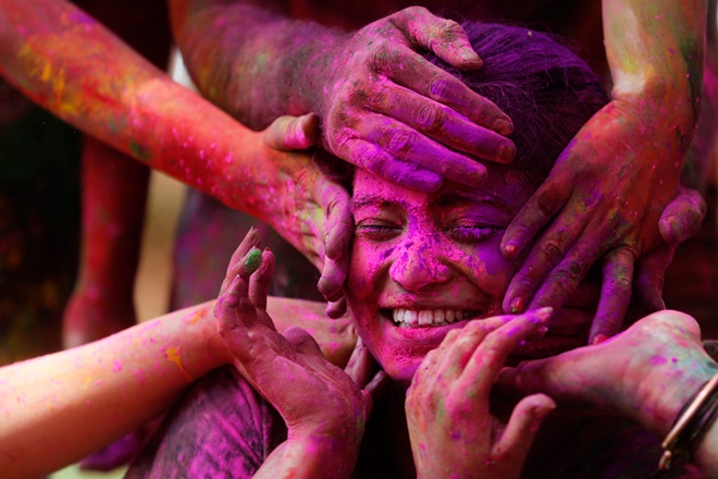 Holi 2017: Expert tips for hair care before and after playing with ...