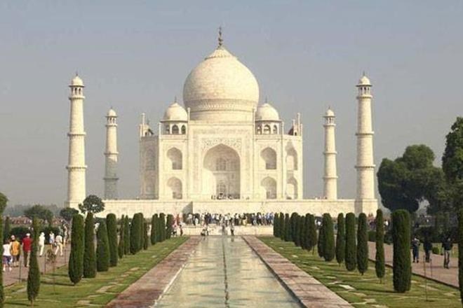 Scarf row: Hindu outfits stage protest outside Taj Mahal - India News ...