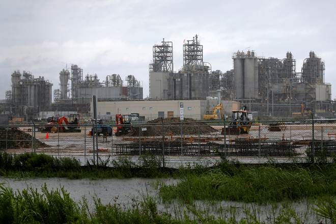 Hurricane Harvey: Flooding knocks out US refineries, crude hit by ...