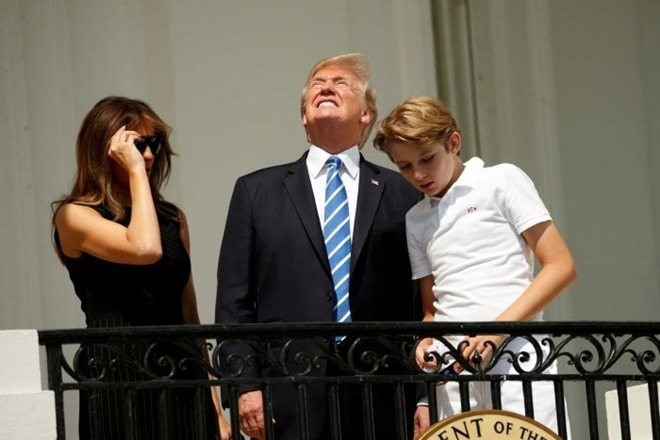 Donald Trump looks directly at the sun during Solar Eclipse, mocked on ...