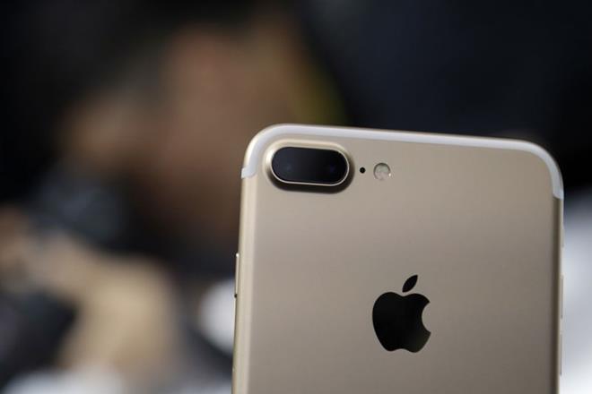 Apple Urged to Activate iPhone’s non-functioning FM Radio Chip After ...