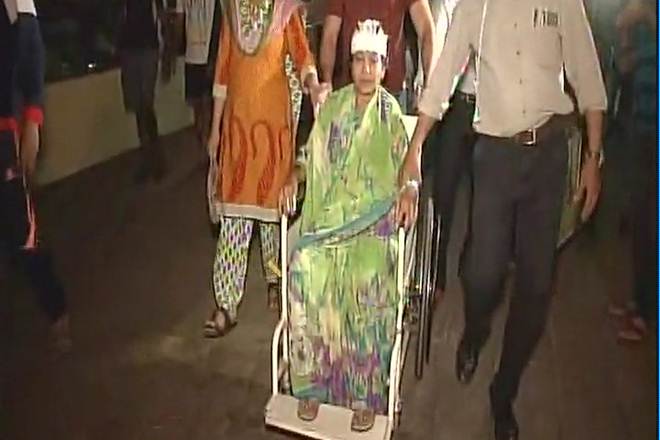 Slab falls off Andheri Railway station ceiling, injures 2 - India News ...