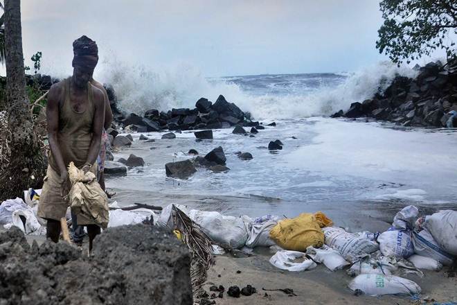 Ockhi Mumbai: High alert in city, schools and colleges to remain shut ...