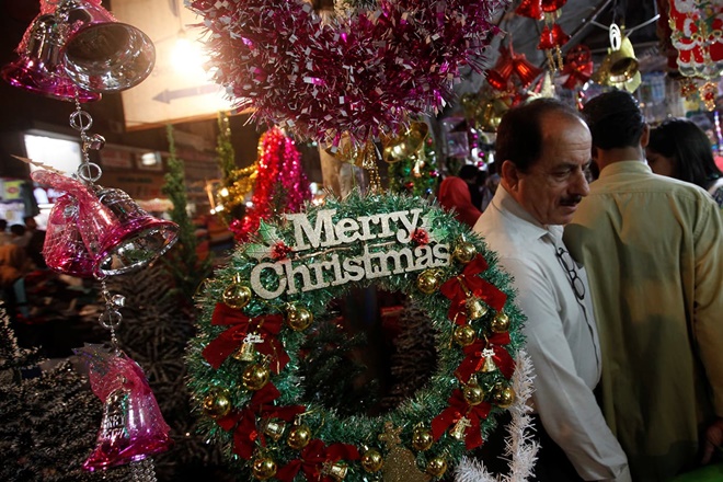 Merry Christmas: Scientists create world’s smallest card - Science News ...