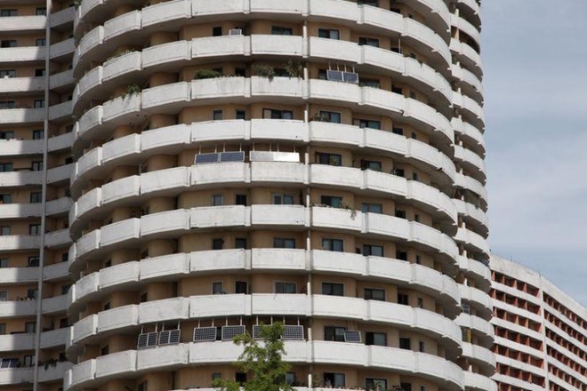 Next-generation smart solar windows could produce electricity - Science ...