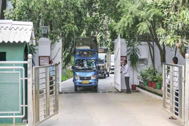 UP bungalow row: Denied urgent hearing by top court, Akhilesh Yadav to ...