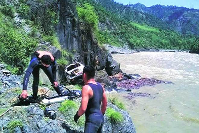 Jammu and Kashmir: 4 killed, 25 injured as huge rock rolls down Chenab ...