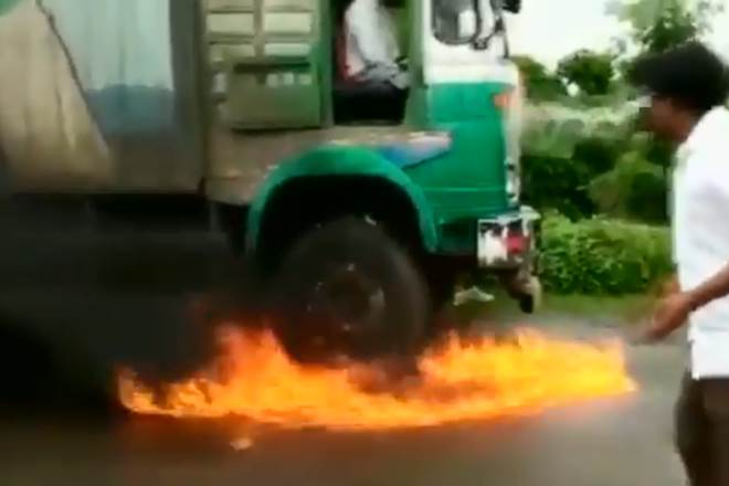 WATCH: Milk protest in Maharashtra takes a violent turn, truck of ...
