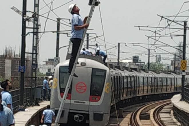 Commuting nightmare for Delhiites! Delhi Metro Yellow Line glitch ...