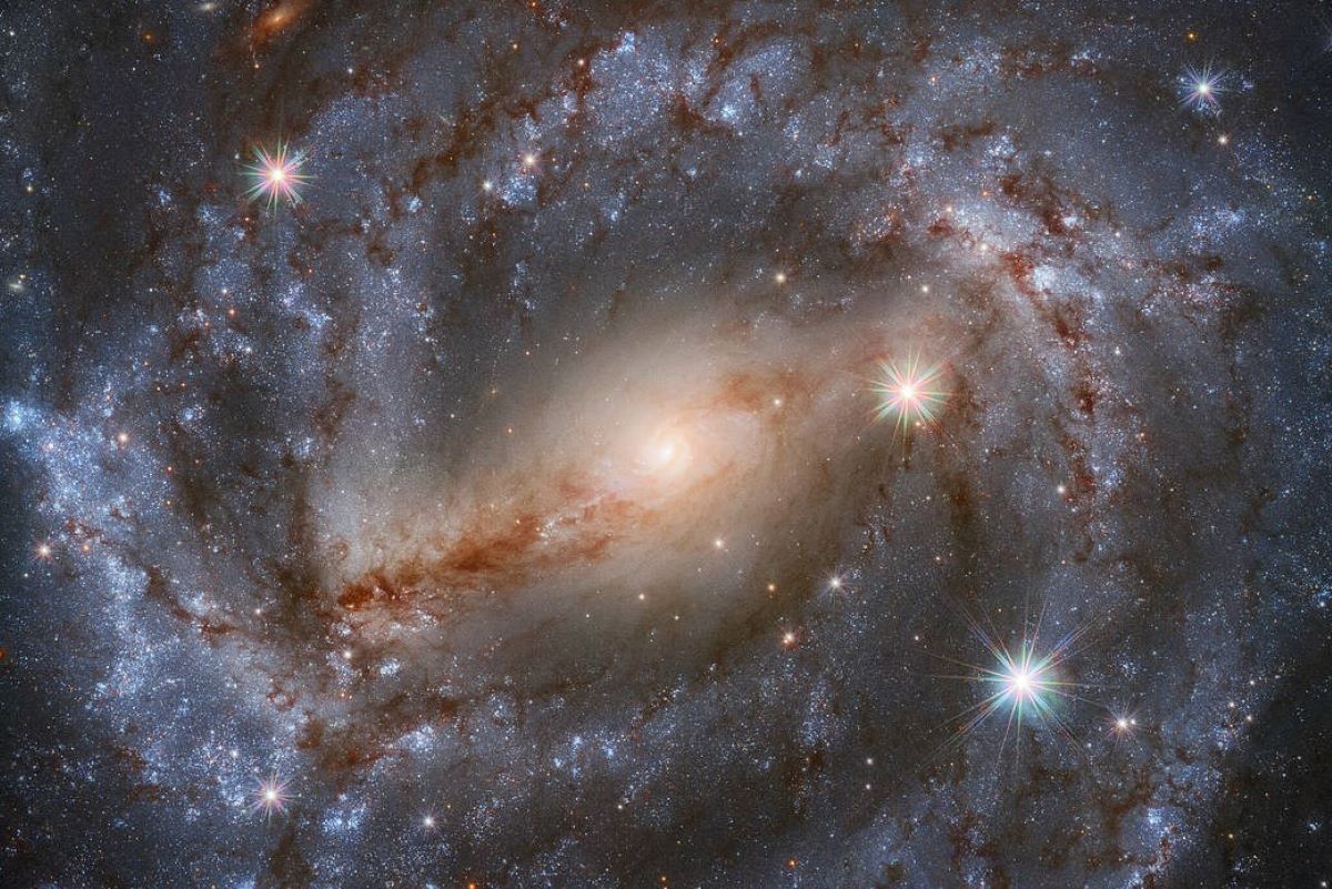 Hubble Space Telescope captures stunning image of galaxy 60 million ...