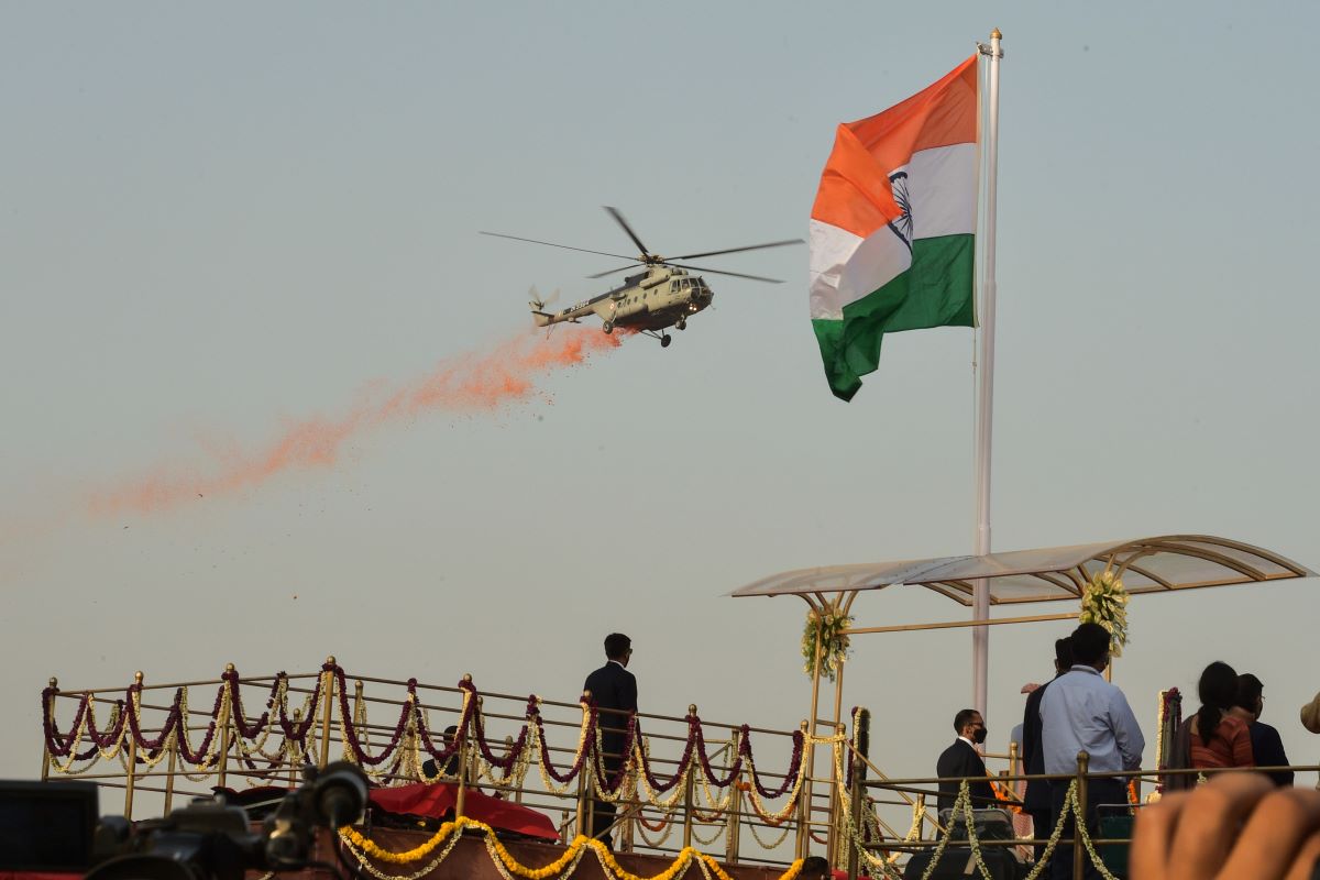 75th I-Day: In a first, IAF MI-17 choppers shower flower petals after ...