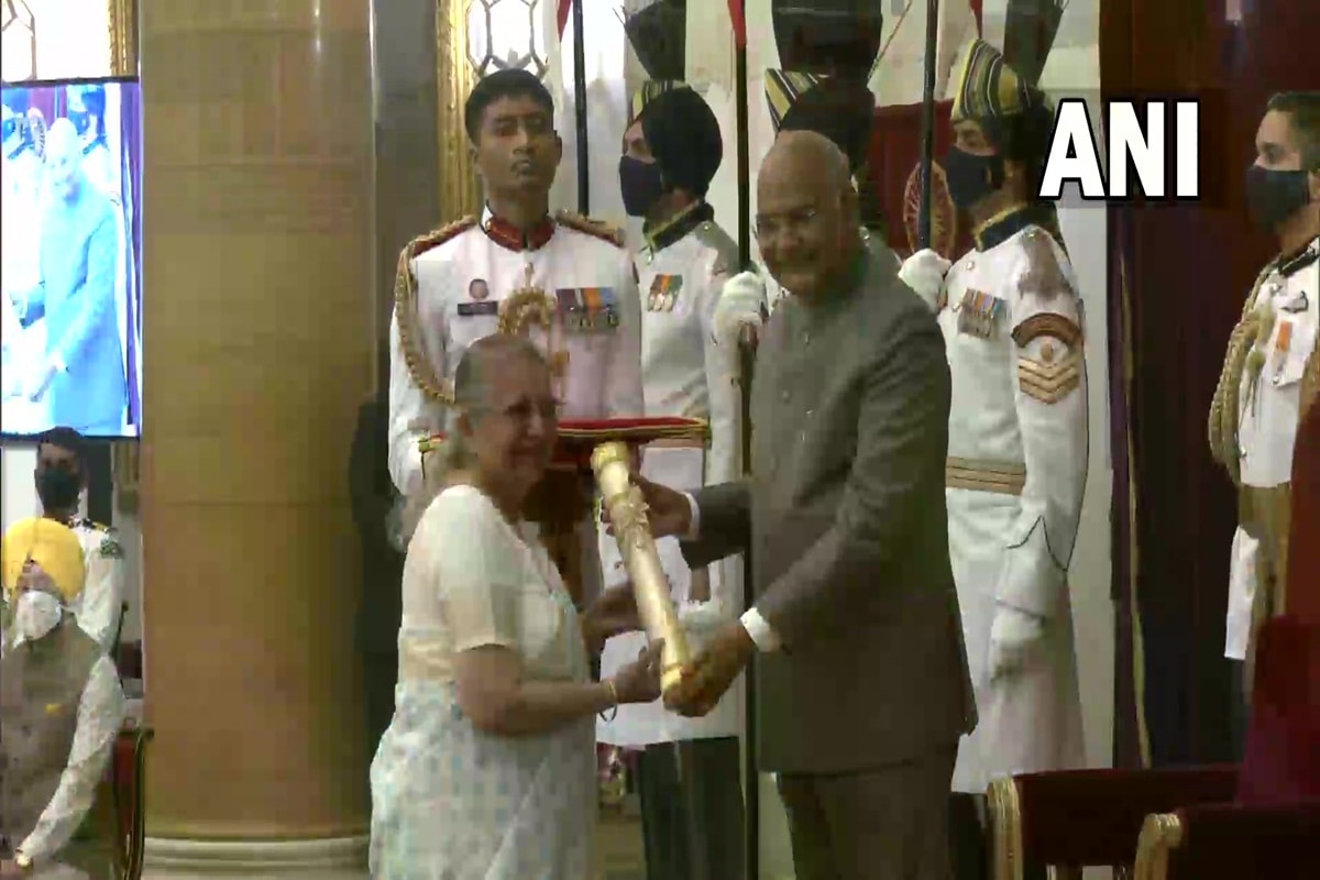 Veteran sculptor Sudarsan Sahoo, former Lok Sabha Speaker Sumitra ...