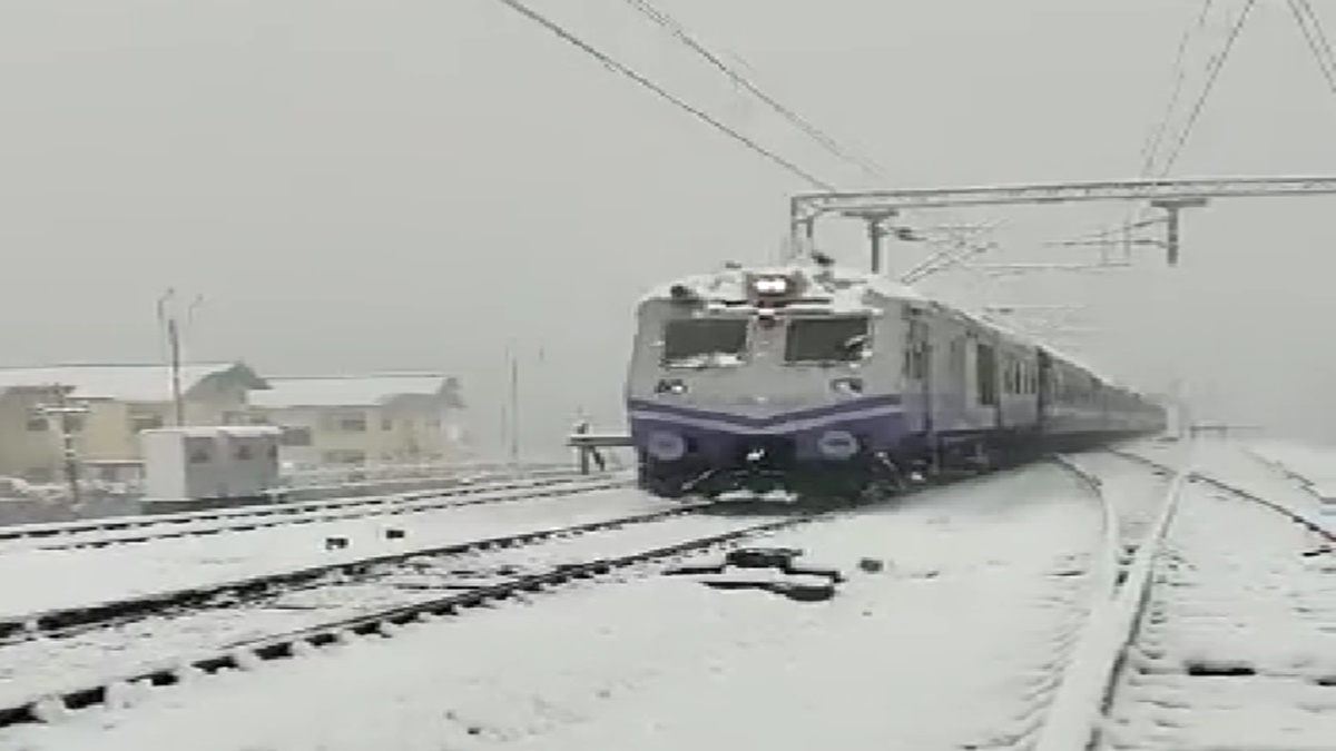 Snow-clad train on Baramulla-Banihal stretch of Jammu & Kashmir looks ...