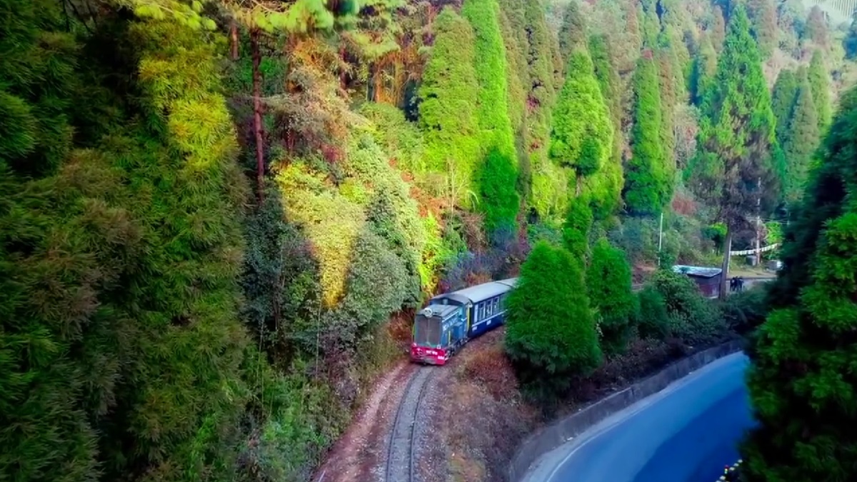 Darjeeling Himalayan Railway moving through Gorgeous Himalayan Range ...