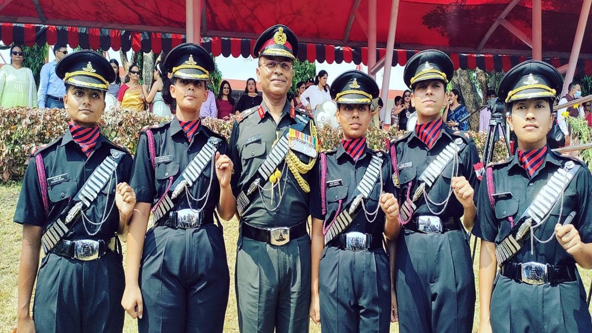 First batch of 5 women Army officers commissioned into Regiment of ...