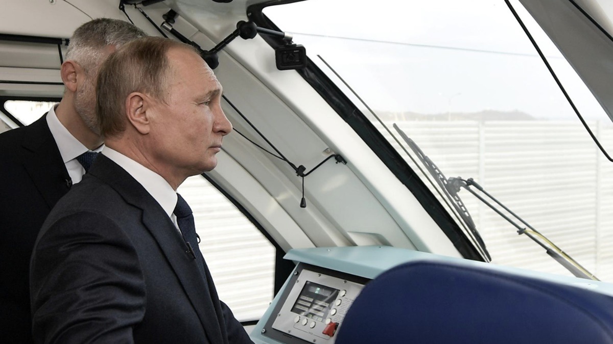 Vladimir Putin's 22-car train with secret luxuries! Turkish bath ...