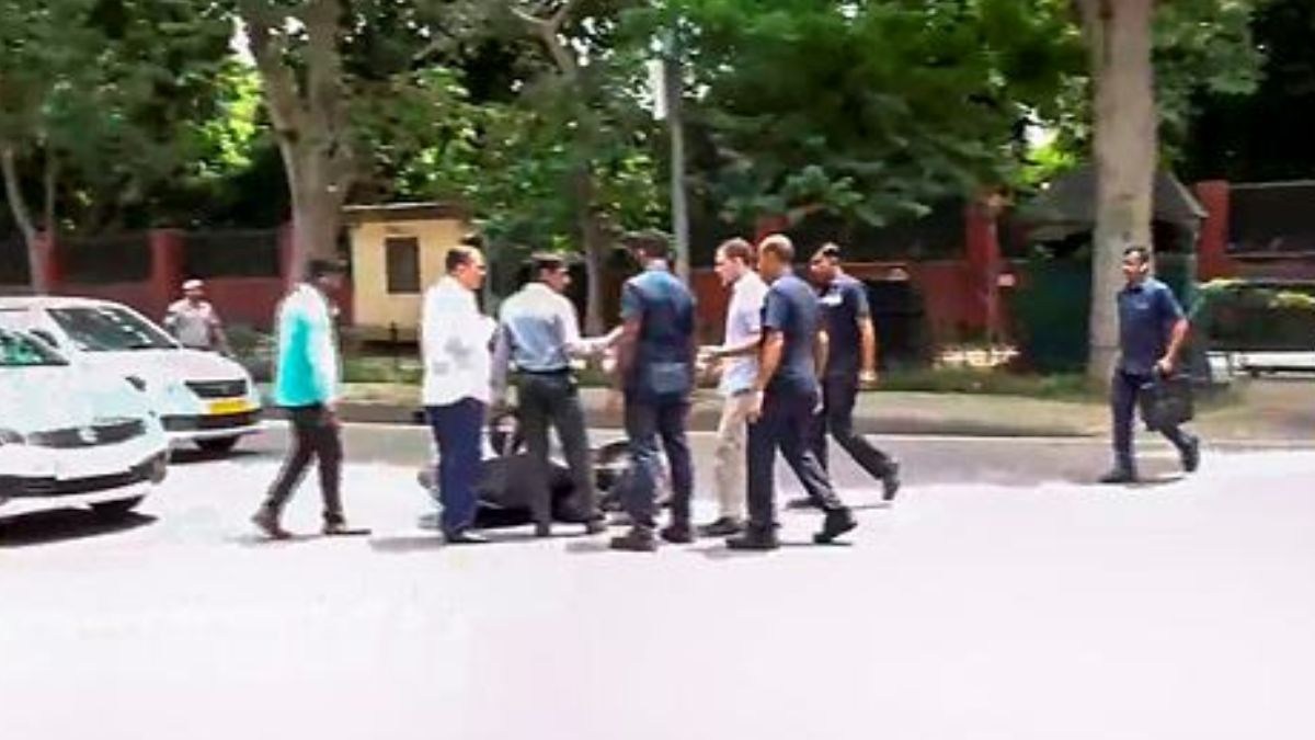 Rahul Gandhi helps man who fell off scooty outside 10, Janpath- WATCH ...