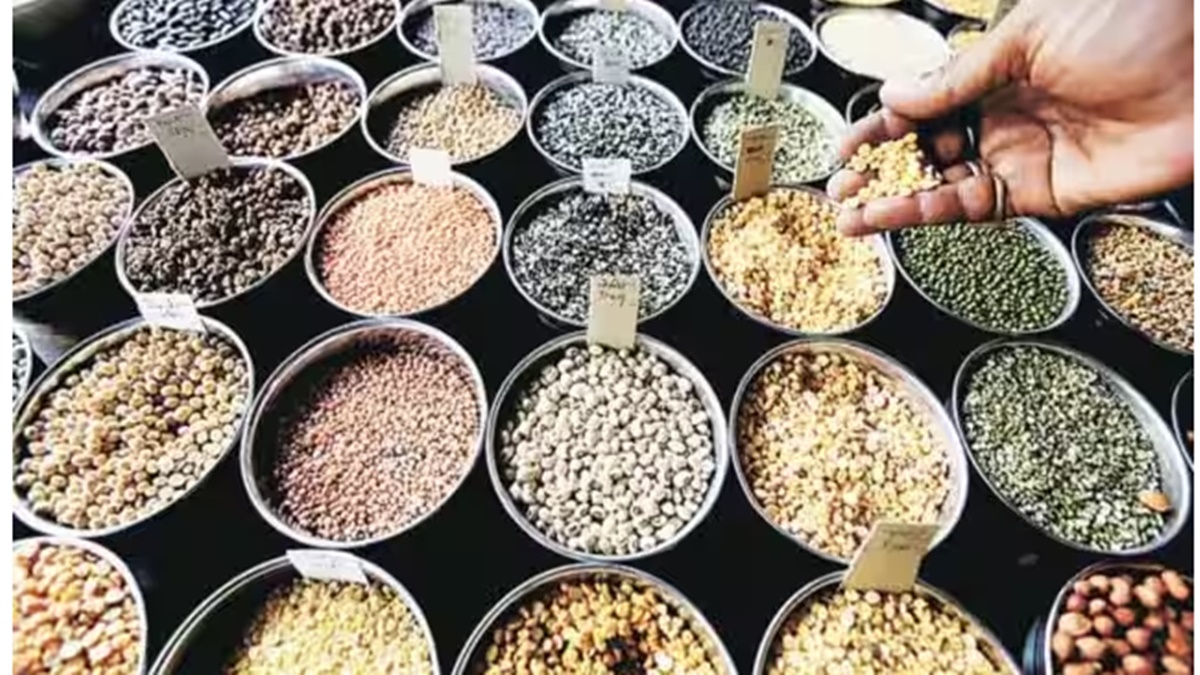 Centre extends time period for stock limits on tur, urad by two months ...
