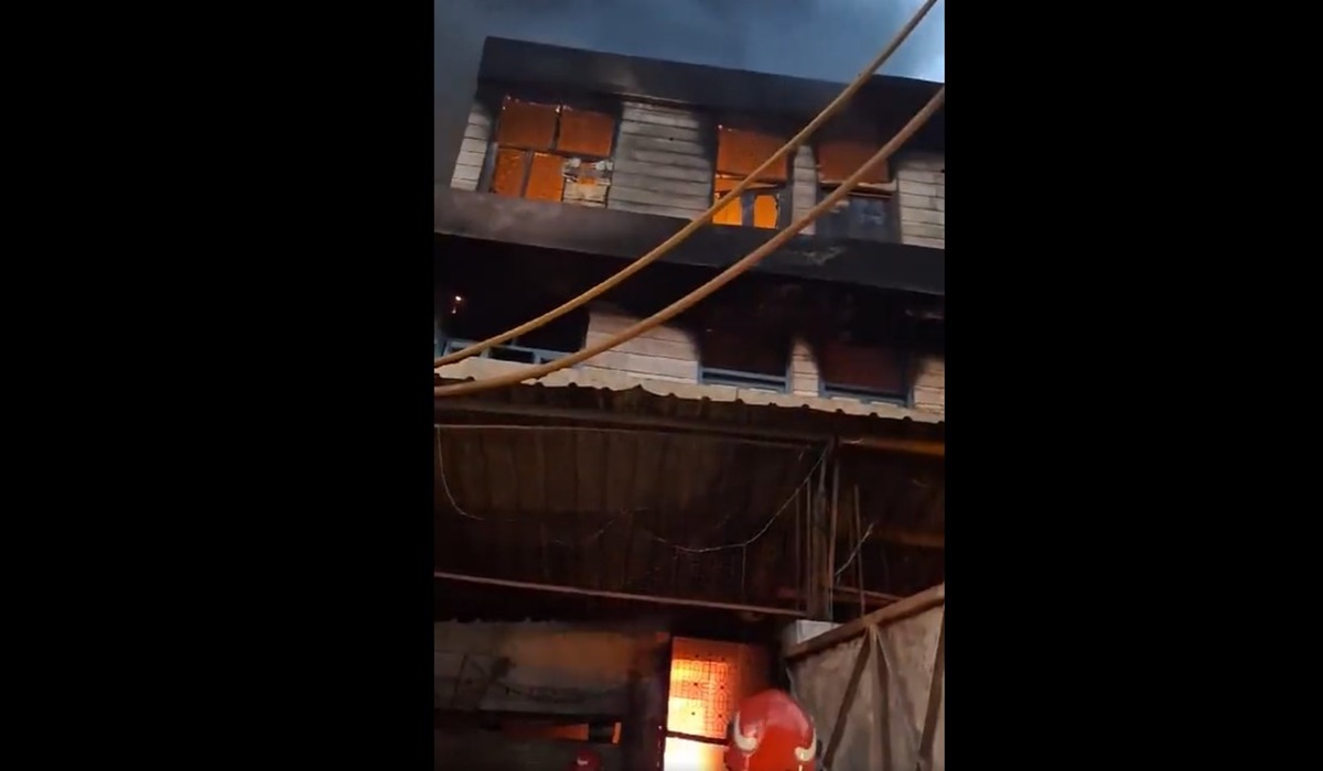 Delhi: Massive fire breaks out at Udyog Nagar factory, 33 fire tenders ...