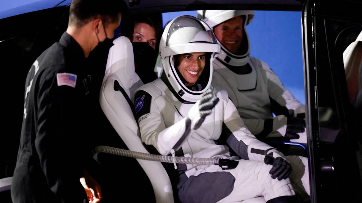 Is it star or planet? Skygazers stunned as NASA astronauts lose toolbox ...