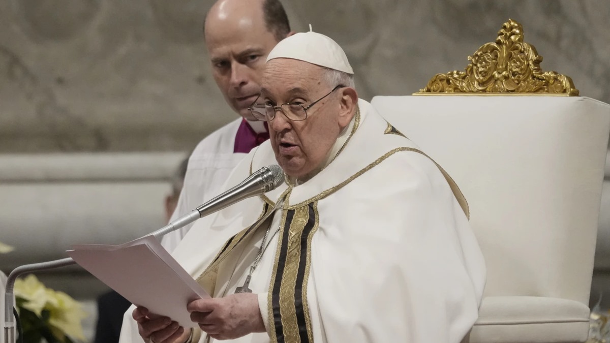 Pope Francis blasts the weapons industry as he makes a Christmas appeal ...