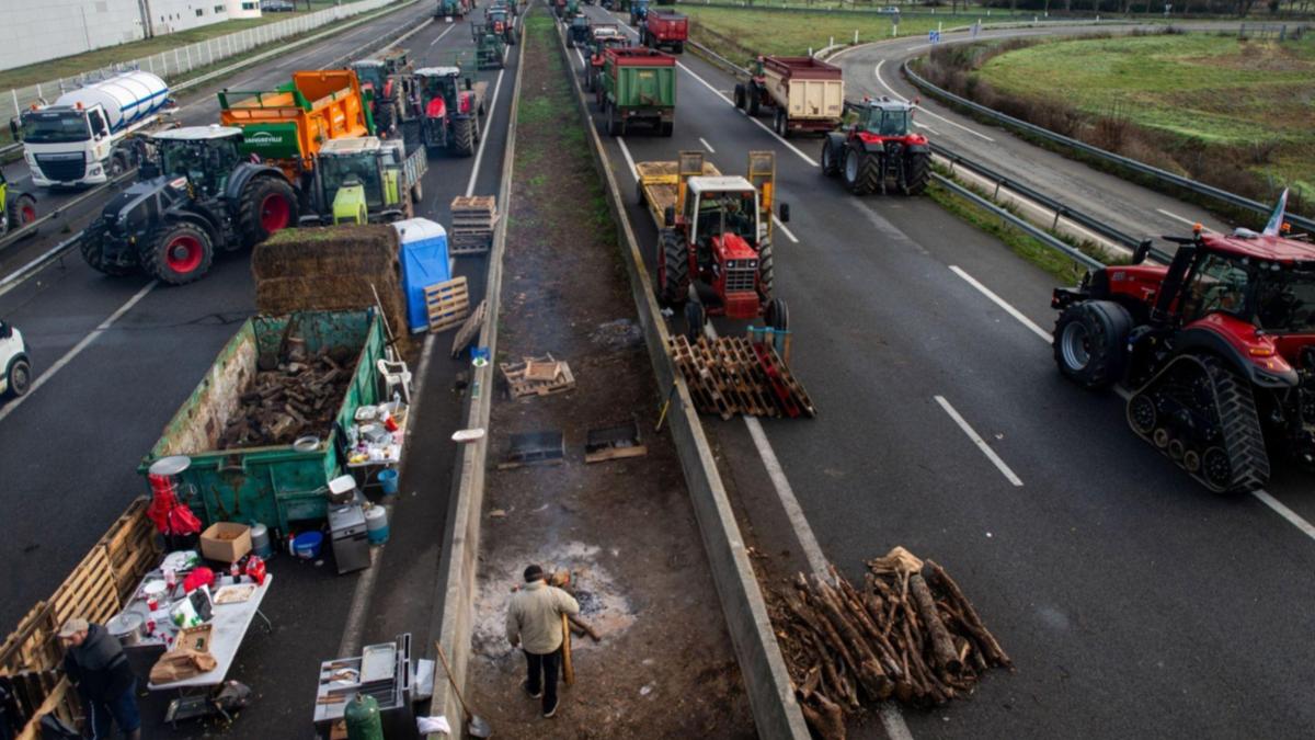 'Siege of Paris': Farmers in France threaten Paris blockade as protests ...
