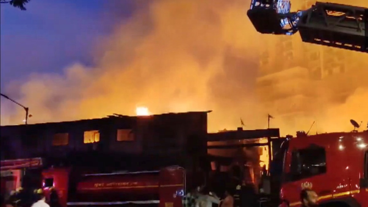 Mumbai: Massive fire breaks out at restaurant in Kamathipura, one dead ...