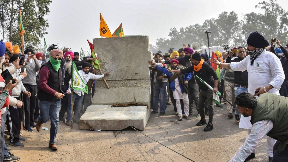 ‘Delhi Chalo’ March: Protesting farmers break barricades, vandalise ...