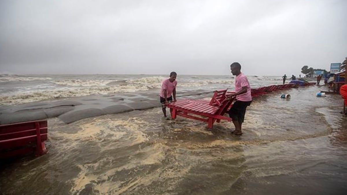 1 killed as cyclone Remal ravages through Bengal; damages homes, leaves ...