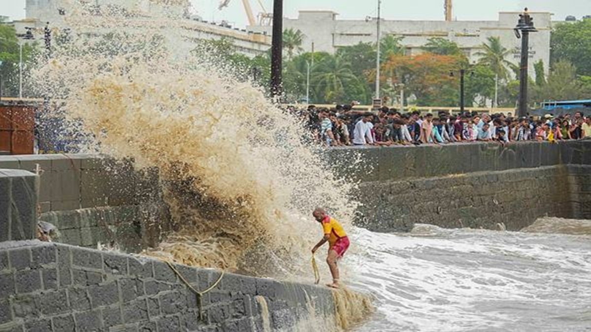 Heavy rains bring Mumbai to a halt, schools closed, waterlogging ...