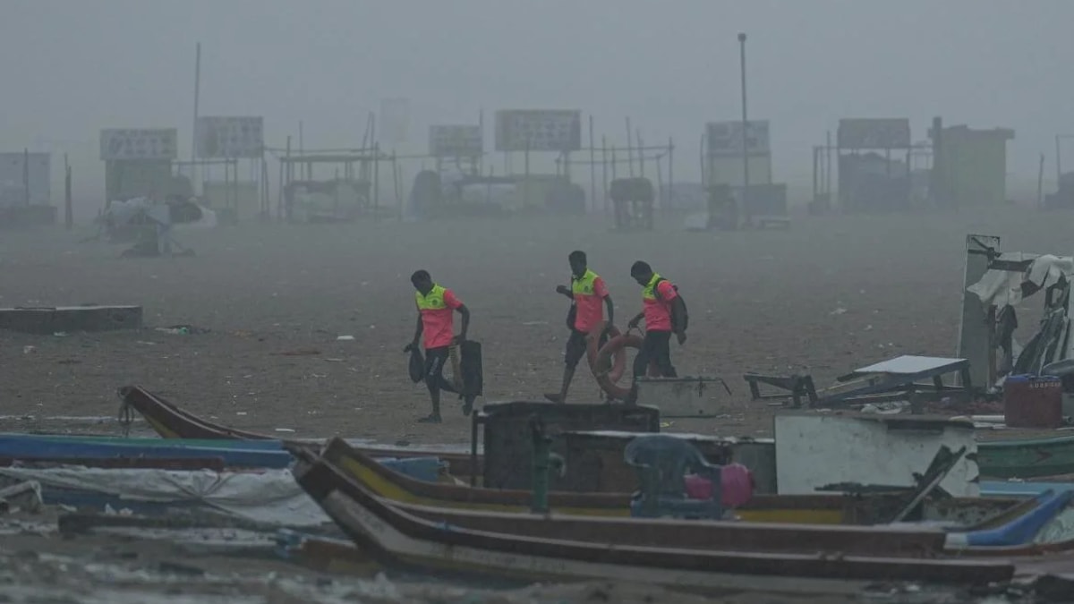 Cyclone Fengal Landfall: Coastal areas brace for impact with heavy ...