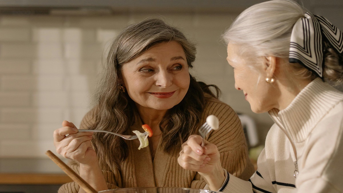 How too much snacking can increase risk of tooth loss among elderly ...