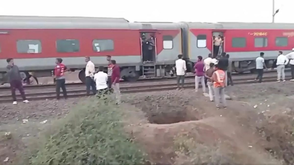Jalgaon Pushpak Express Accident: Death toll rises to 13, survivors ...