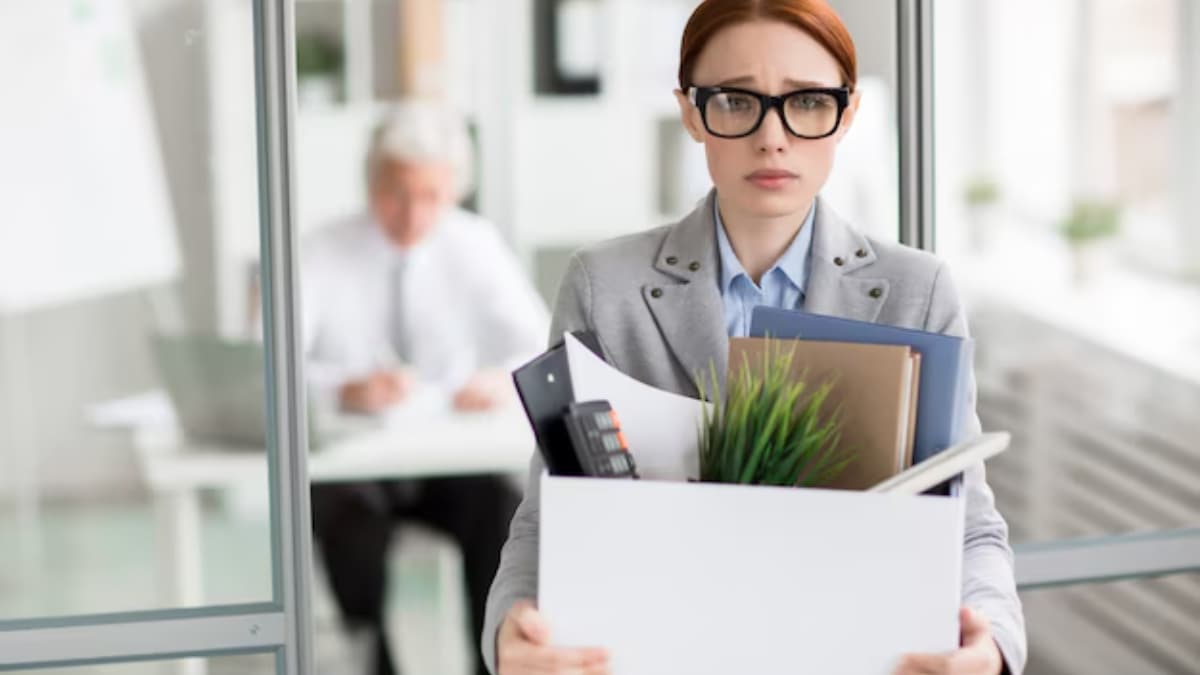 Employee left work one minute early and got fired —What happened next ...