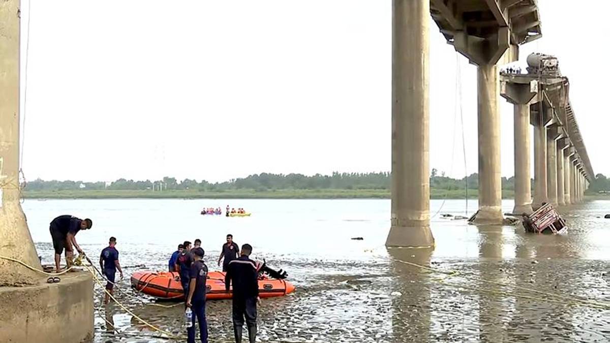 Vadodara bridge collapse: Death toll climbs to 15, search for missing ...