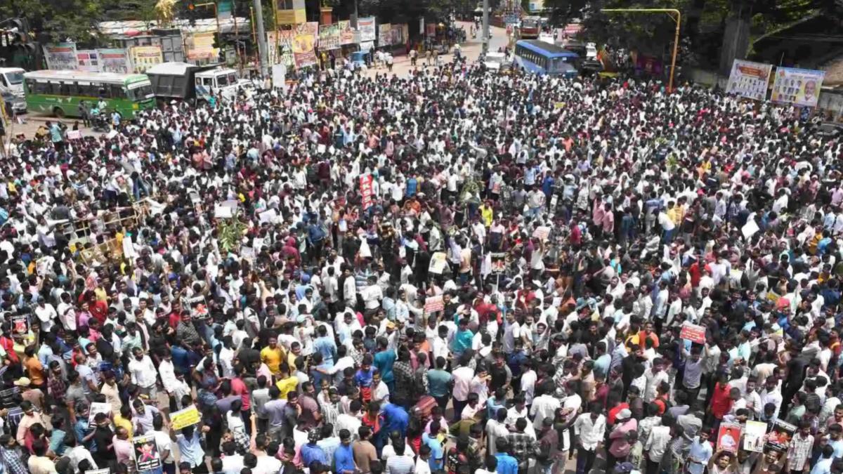 Over 2.5 lakh vacancies, no interviews: Thousands of youths protest in ...