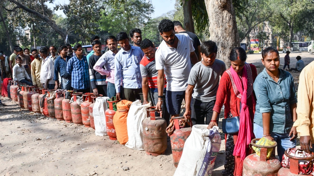 LPG crisis in India grows: Govt bars PNG connection holders from ...
