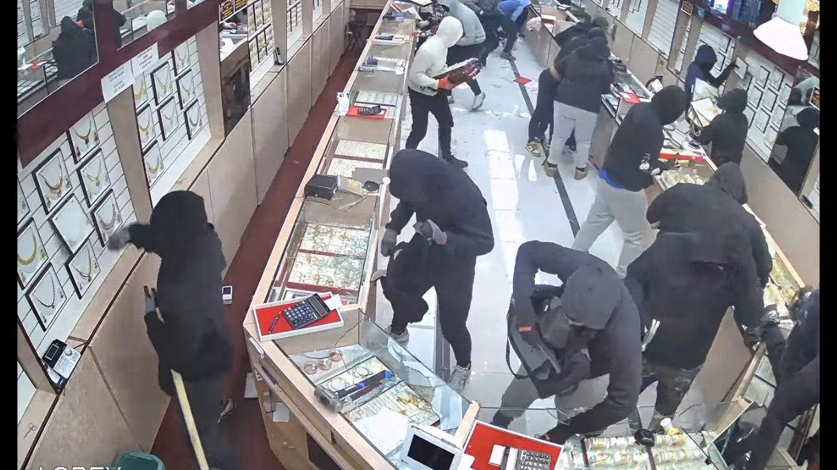 $1.7M gone in 70 seconds: US jewellery heist video shows 'mob-style ...