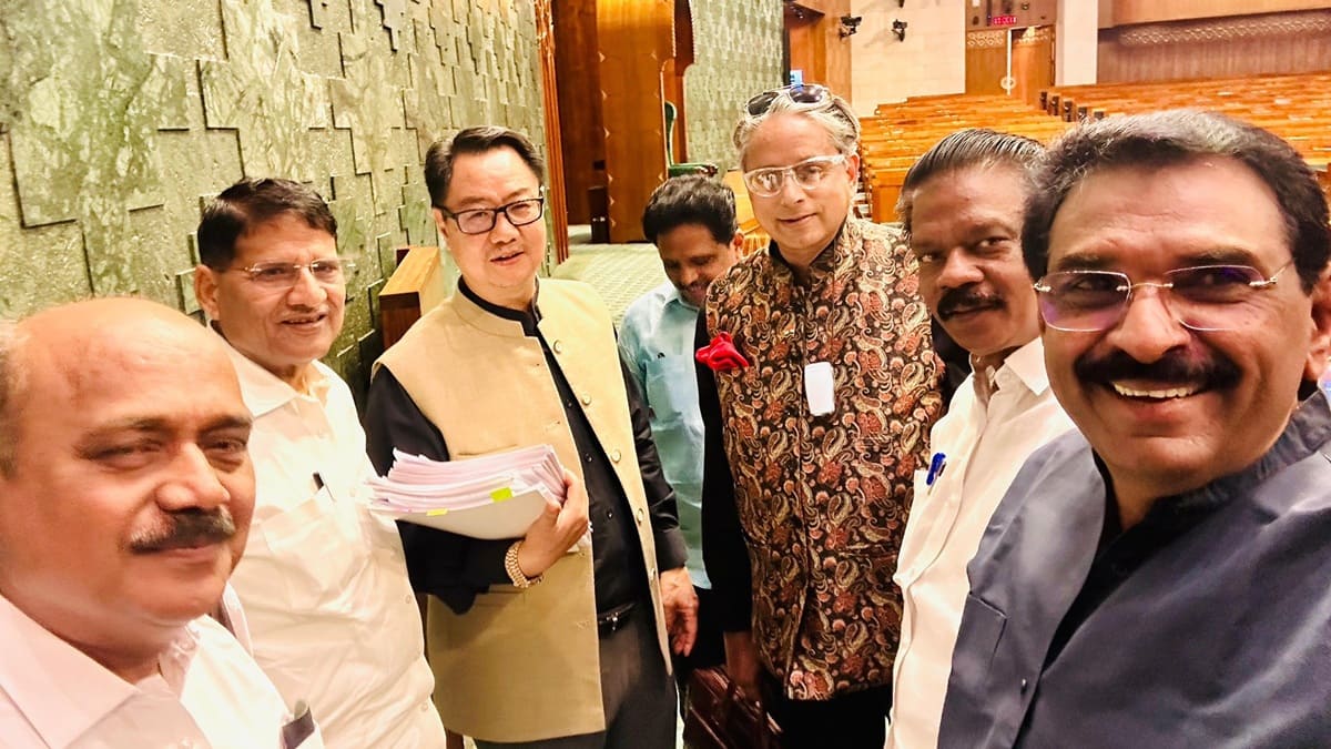 'No one could ever call me anti-women': Tharoor posts Opposition selfie ...