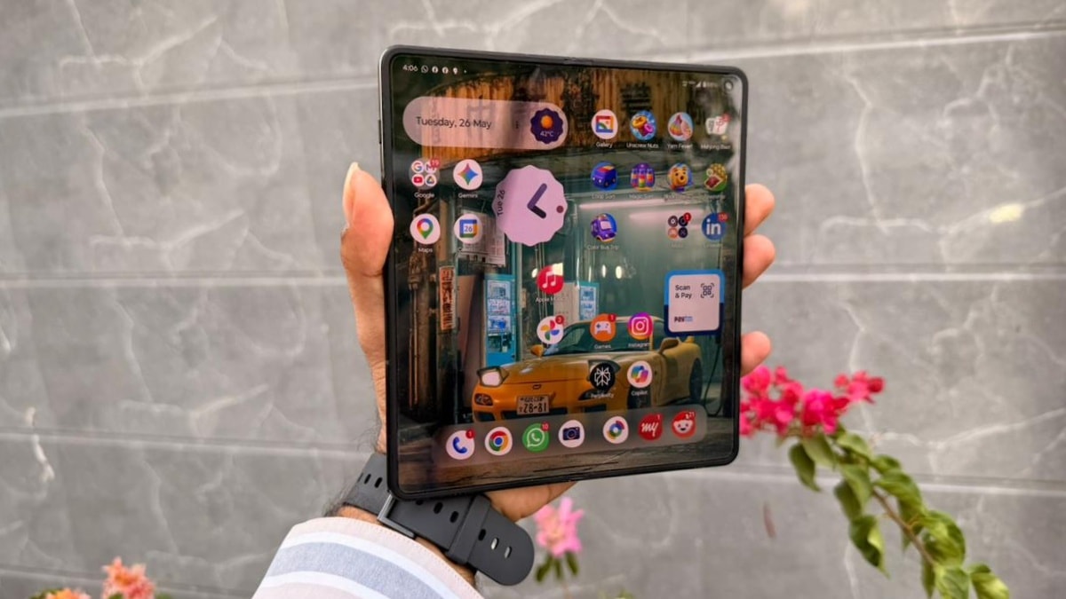 Motorola Razr Fold review: A proper flagship phone that just happens to ...