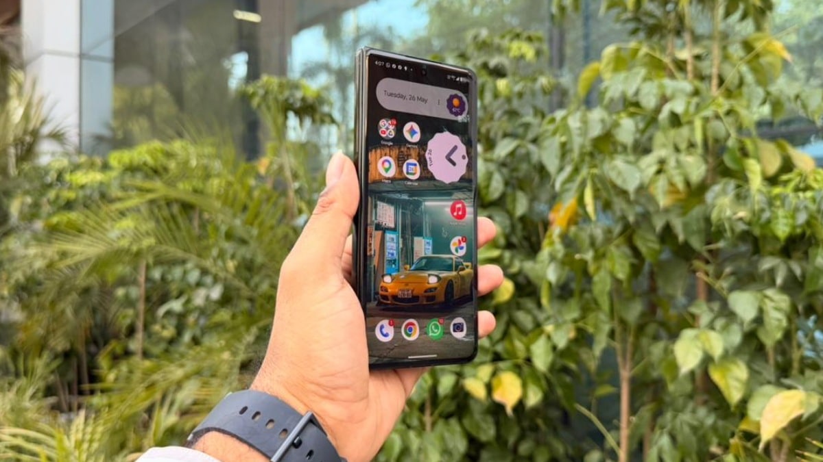 Motorola Razr Fold review: A proper flagship phone that just happens to ...
